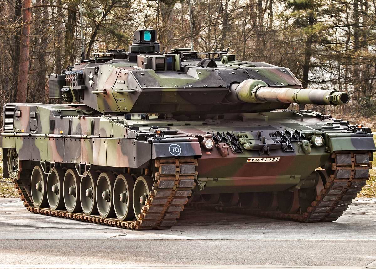 'Leopard 2A4' Poster, picture, metal print, paint by Minimalist Armor ...